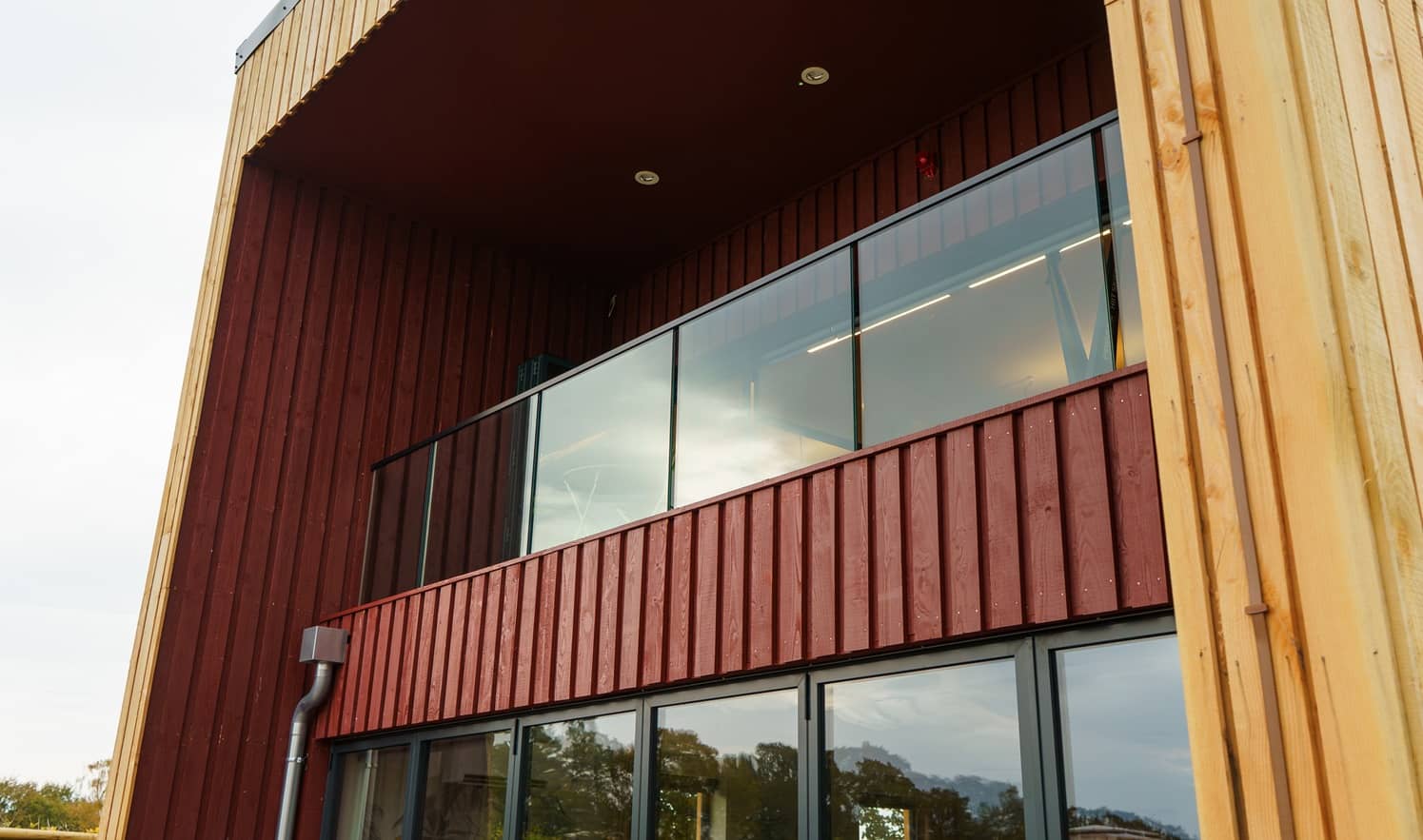 F.H.Brundle supplies rapid-turnaround POSIglaze glass balustrade system ...